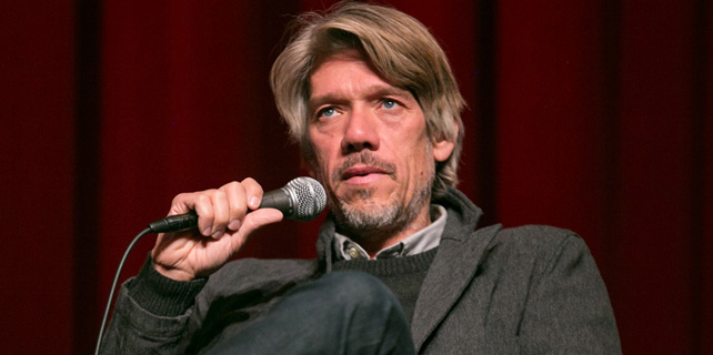 Stephen Gaghan vai escrever e dirigir filme baseado em “The Division ...